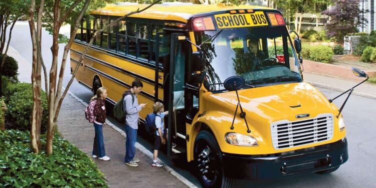 Daimler feiert 1000. Elektro-Schulbus in den USA