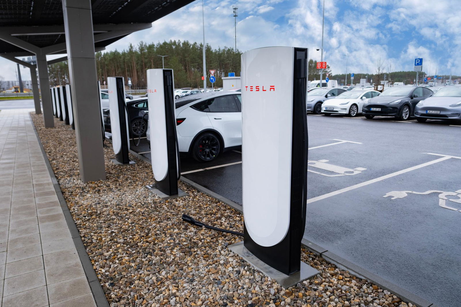 Schnellladen mit Tesla wird billiger und einfacher