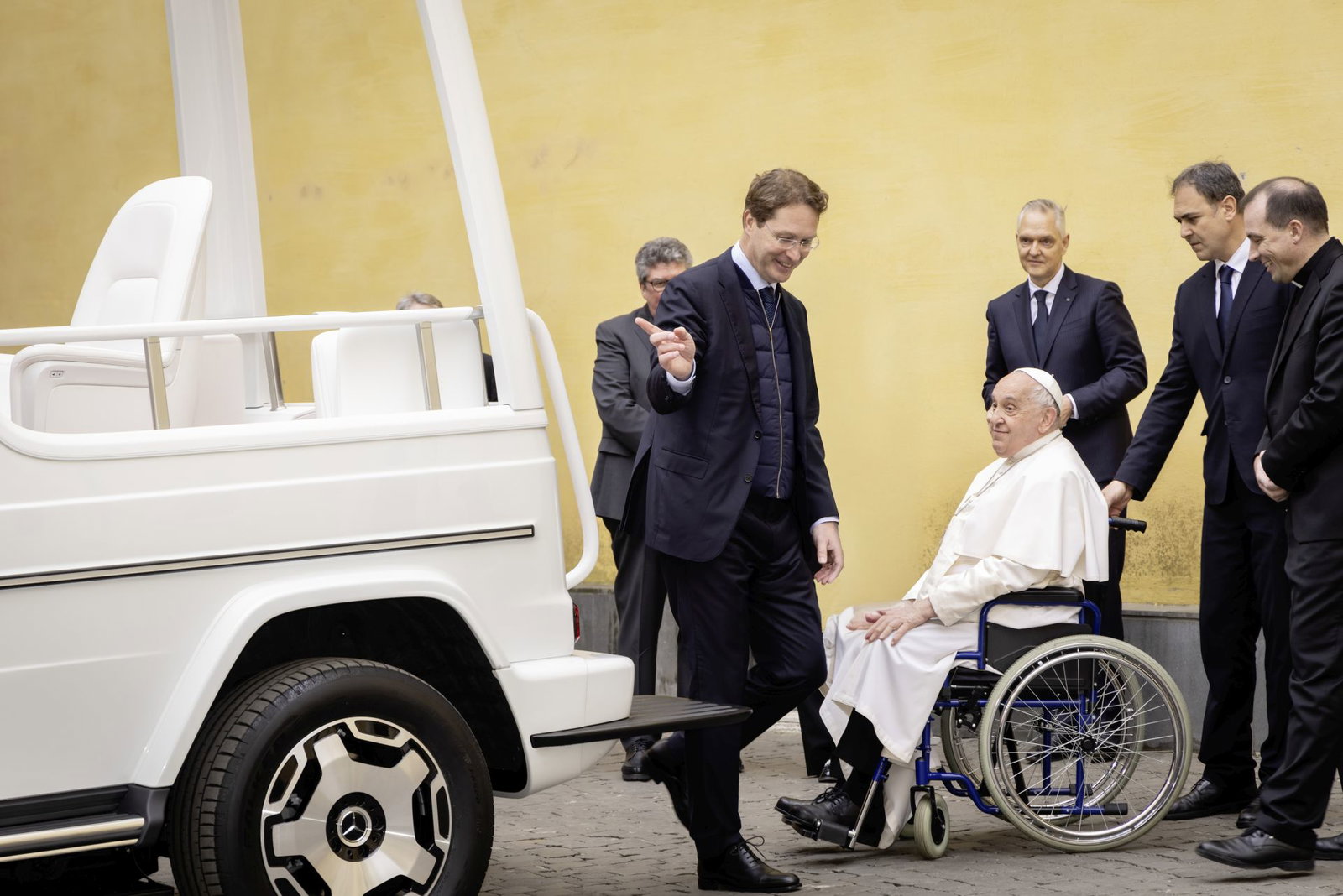 Mercedes Papamobil: Der Papst fährt jetzt elektrisch
